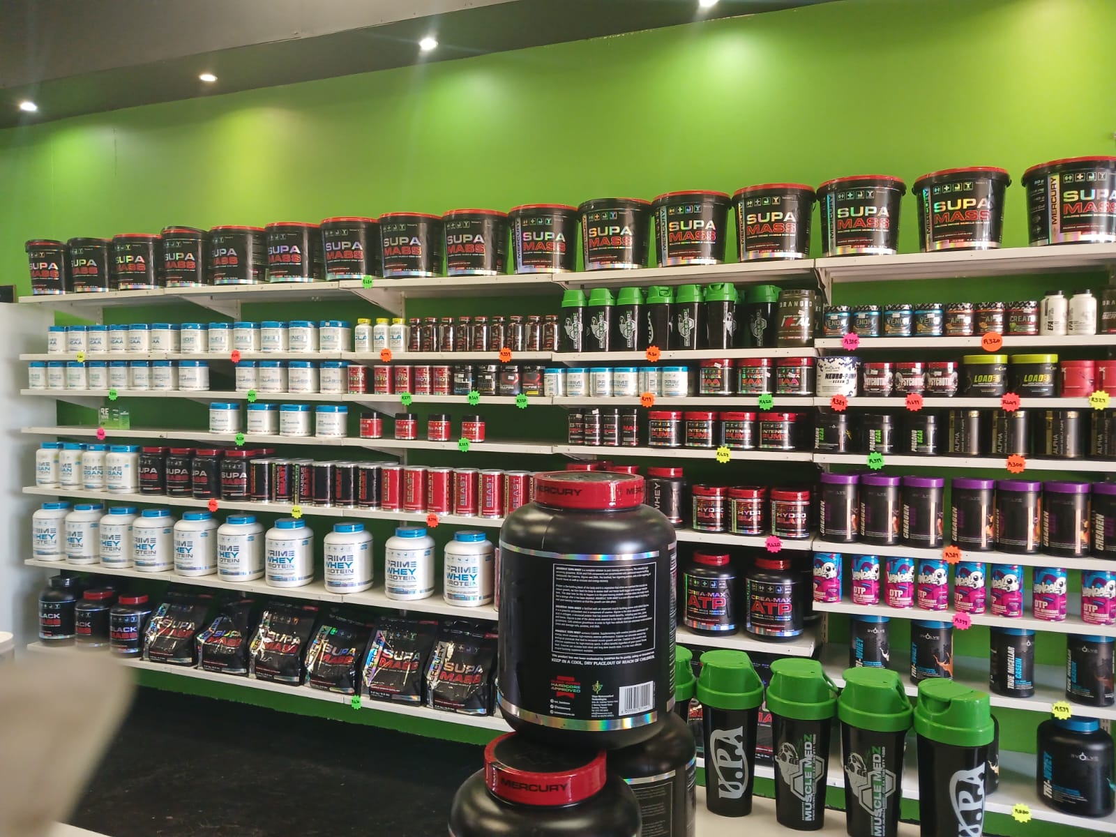 Twee bly in aanhouding weens steroïedes, dwelms - Radio Laeveld